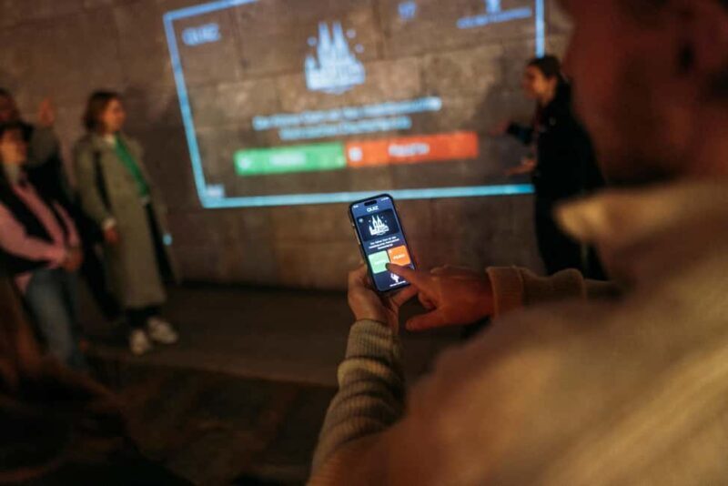 Cologne: Cologne Cathedral & Old Town in the evening  interactive tour with projector - FAQ