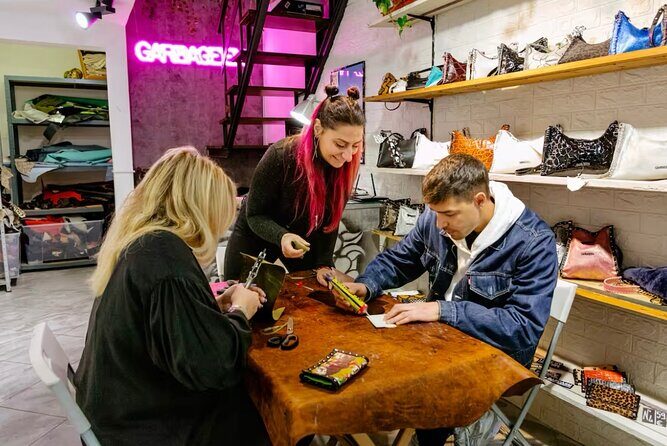 Create your own leather wallet in Florence + coffee - Key Points