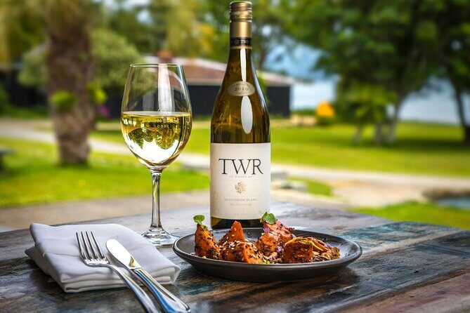 Cruise and Lunch at Furneaux Lodge - Key Points