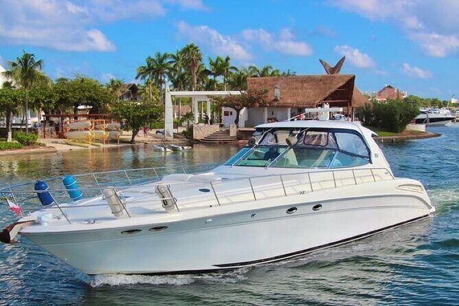 Cruise in style on our 60-foot yacht in Cancun for 20 people - A Closer Look at the Yacht Experience in Cancun