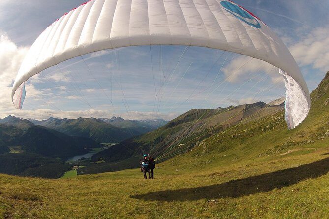 Davos Absolutely Free Flying Paragliding Tandem Flight 1'000 Meters High - Who Should Consider This Paragliding Tour?