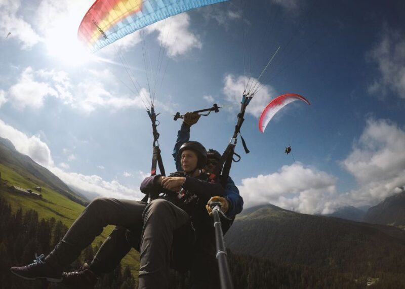 Davos: Tandem Paragliding Flight - An In-Depth Look at the Davos Tandem Paragliding Experience