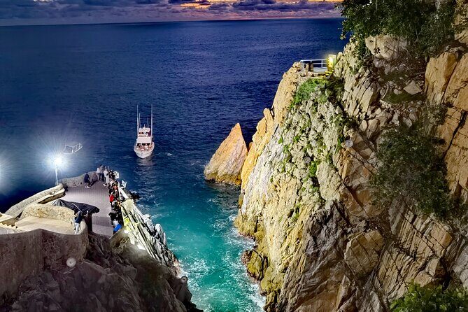DeLuxe Cliff Divers+Sunset Exhibition byNight w/Different Options - Who Is This Tour Best For?