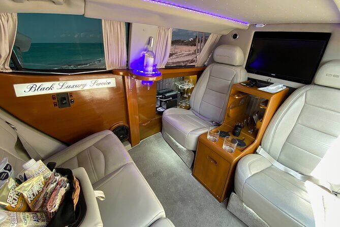 Deluxe GMC Limousine from CUN Airport to Cancun Hotel Zone - Key Points