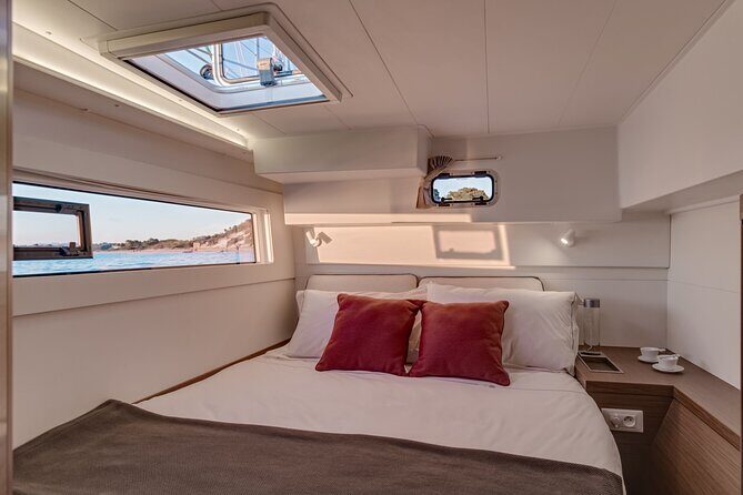 Deluxe Private Boats - 40 ft Catamaran - FAQ