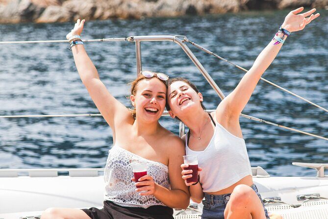 Departure in Catamaran young atmosphere at noon - Who Is This Tour For?