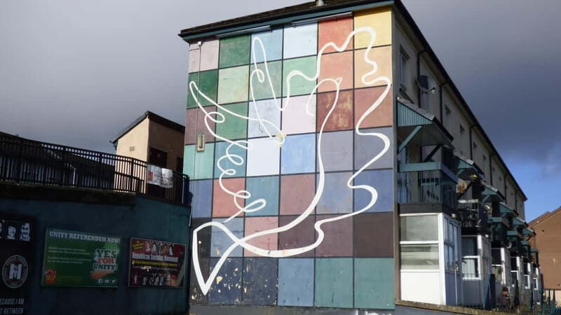 Derry: Bloody Sunday and Bogside Murals Walking Tour - Visiting the Bloody Sunday Site and Memorials