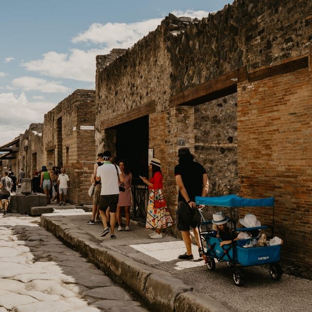 Discover Pompeii: Spanish Walking Tour of the Buried City - Key Points