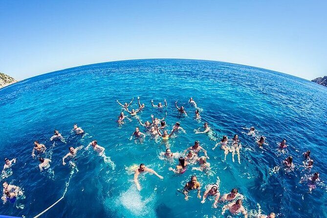 Discover secrets of the sea swimming cave and underwater vision - Key Points  