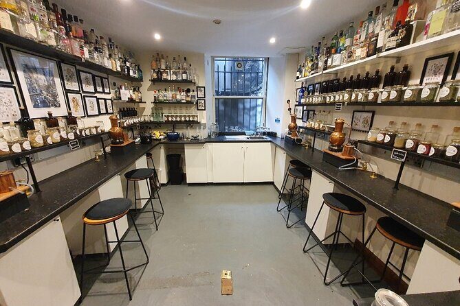 Distill a bottle of Gin on mini copper stills - Key Points