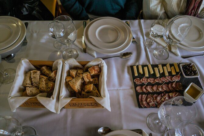 DOURO VALLEY: Lunch in a winery, tastings & 1-h private boat tour - Key Points: