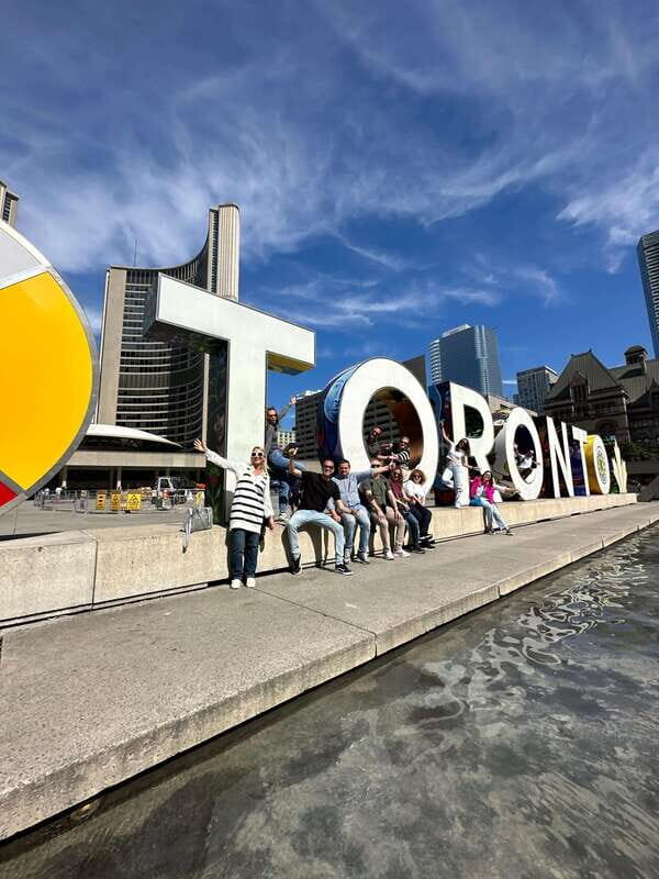 Downtown Toronto: Walking tour experience. English/Spanish - Key Points