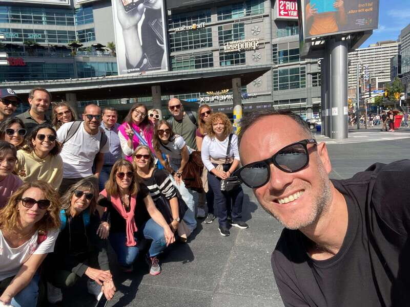 Downtown Toronto: Walking tour experience. English/Spanish - A Deep Dive into the Downtown Toronto Walking Tour