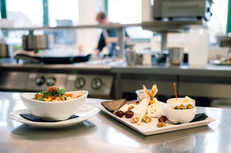 Dresden: Entrance Ticket for Travesty Revue Show - FAQ