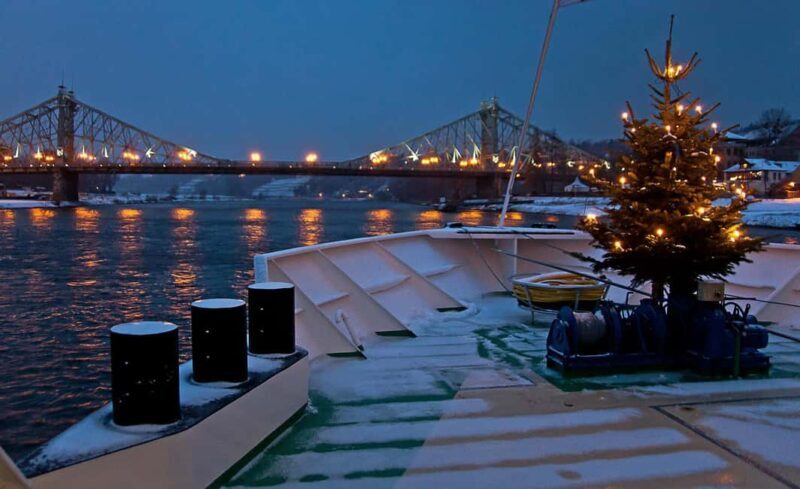 Dresden: Winterlights Evening River Cruise with Dinner - Key Points