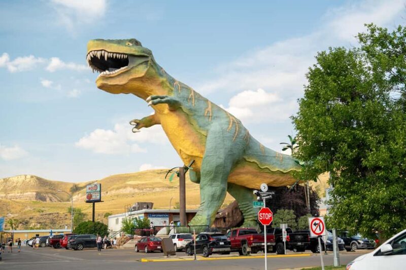 Drumheller: Dinosaurs, Canyons, & Hoodoos Day Tour - Lunch and Scenic Hikes