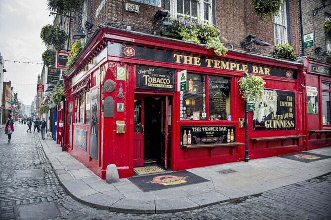 Dublin Old Town: Famous Pubs Exploration Game and Tour - Key Points