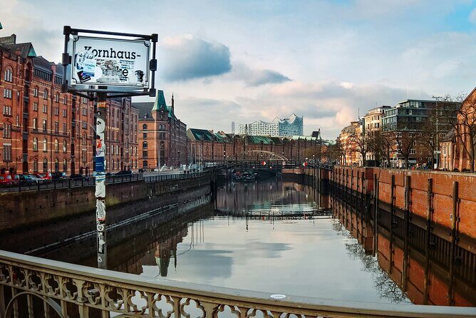 E-bike activity in Hamburg with a cultural program and snacks - What Makes This Tour Stand Out?