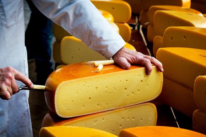 e-Scavenger hunt Gouda: Explore the city at your own pace - How Does It Compare to Other Gouda Tours?