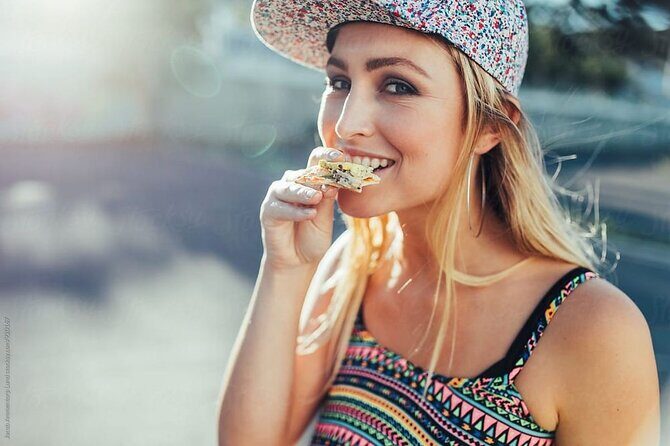 Eat 4 New York Foods and See 30 Sights Walking Tour - Key Points