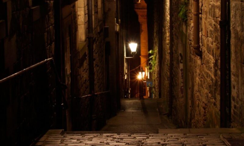 Edinburgh: 2-Hour Ghost Tour in Italian - Key Points