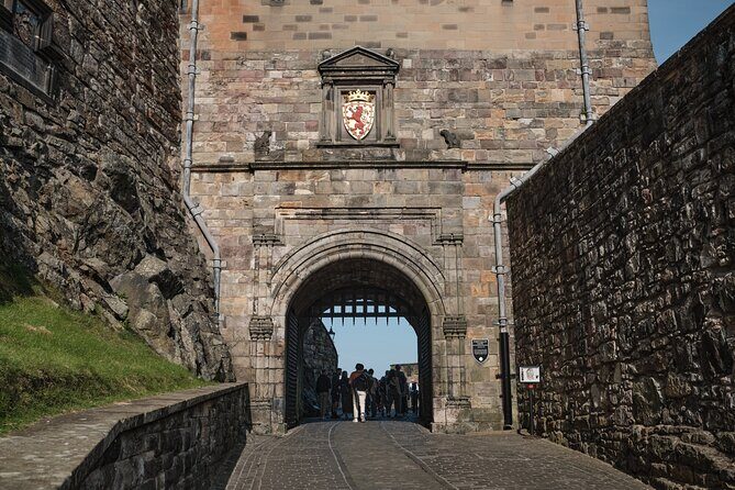 Edinburgh Castle Guided Walking Tour & Holyrood Palace Ticket - A Closer Look at the Tour Experience