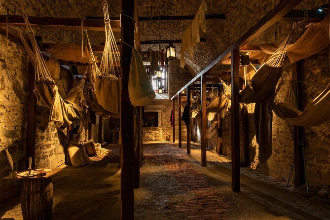 Edinburgh Castle: Guided Walking Tour with Entry Ticket - Guides and Personal Touches
