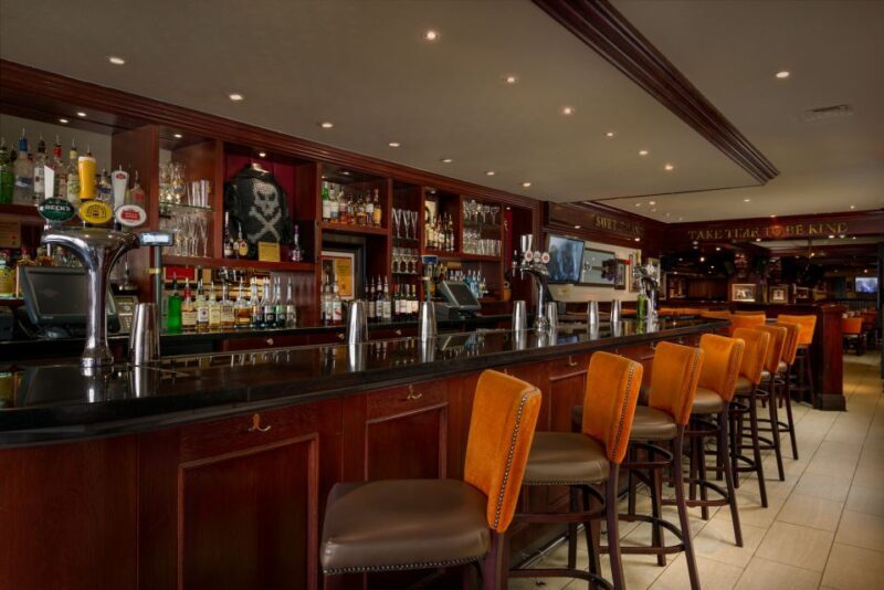 Edinburgh: Hard Rock Cafe with Set Menu for Lunch or Dinner - Experience Duration and Group Size