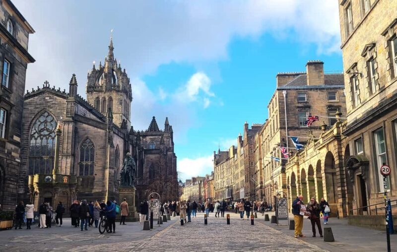 Edinburgh: Private Walking Tour in French with Clémentine - Starting Point: Adam Smith Statue