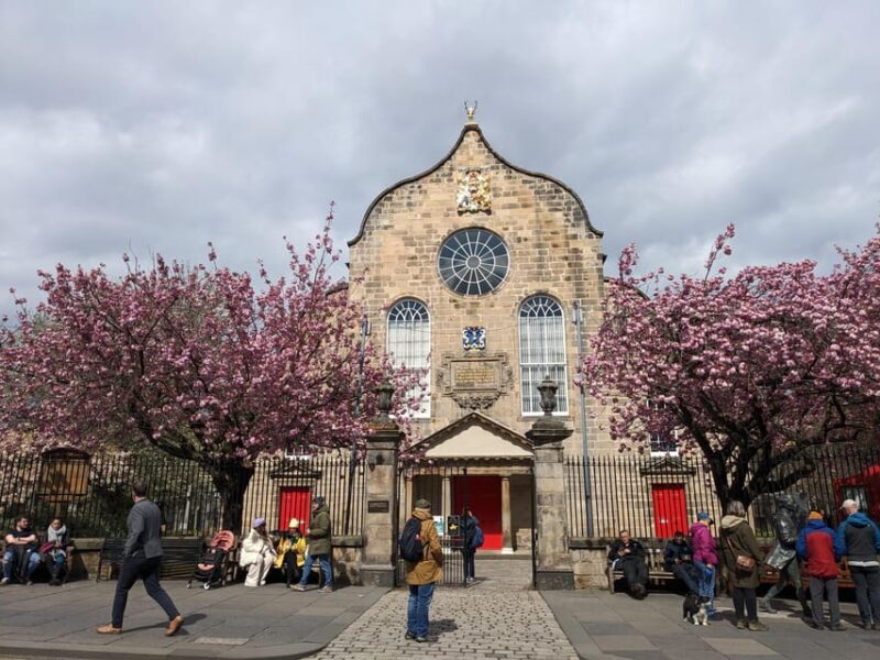 Edinburgh's Dark Stories: Small Group Walking Tour in French - Key Points