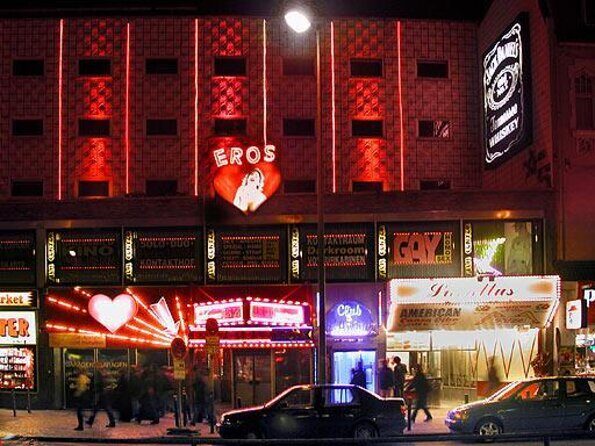 English guided Tour of the "Sinful Mile" Reeperbahn and Red Light District - Key Points