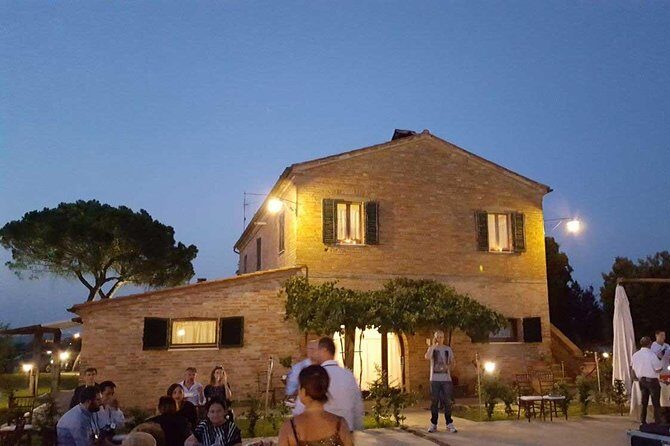 Enjoy a meal with wine tasting in the vineyard of Podere Casanova - The Venue: Podere Casanova in Montepulciano