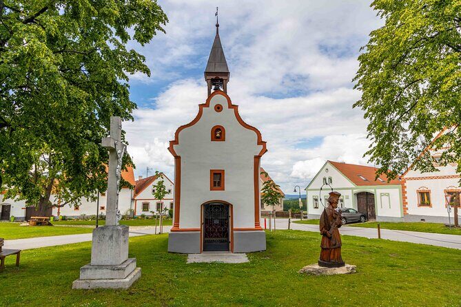 eský Krumlov & Holaovice UNESCO Village Small Group Day Tour - FAQ