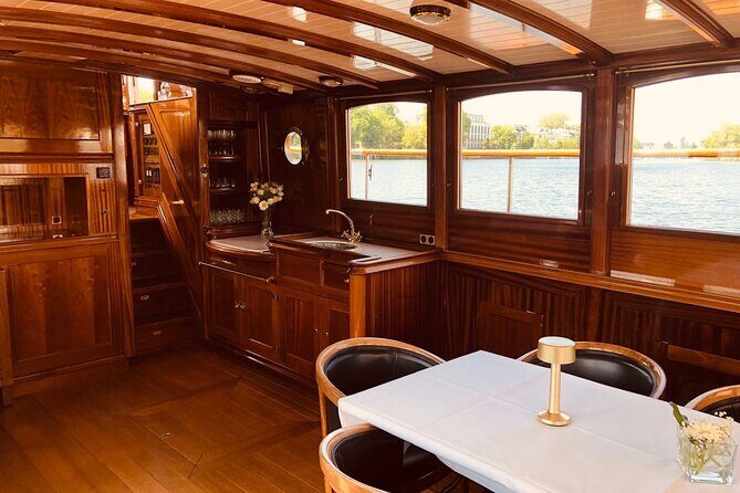 Evening aperitif tour aboard the motor yacht Fitzgerald - FAQs