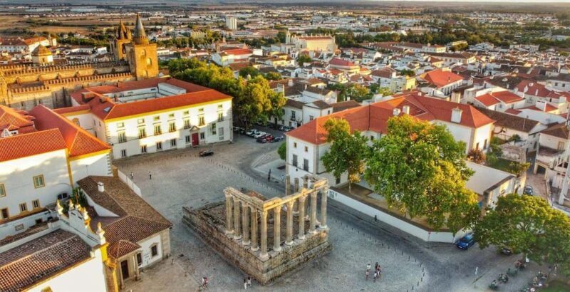 Évora: Small group walking tour with Chapel of Bones - The Guides: Passionate and Well-Informed