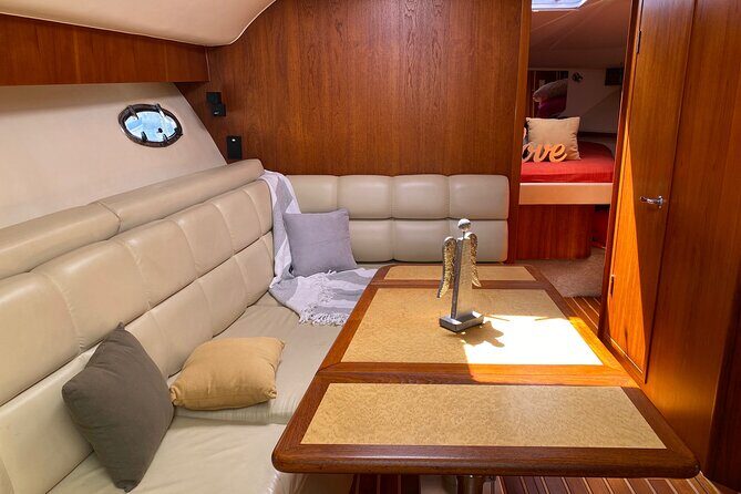 Exceptional whale watching in a Tahiti Yacht - FAQ