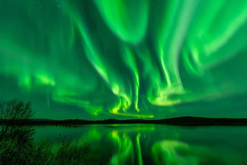Experience the majestic Auroras Kiruna-Abisko & lodge dinner - A Beautiful Start at the Máttaráhkká Northern Lights Lodge