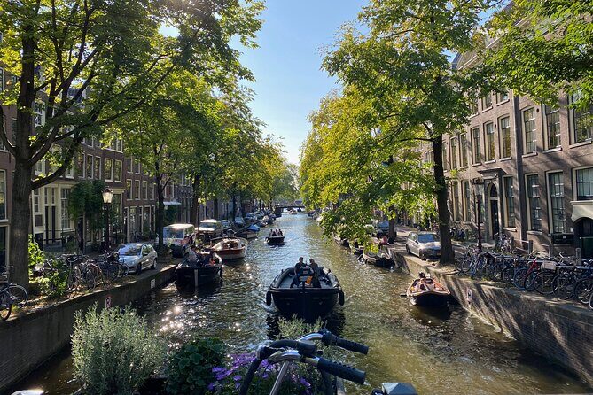 Explore hidden streets with friends - Crossing the Canal Ring and Medieval Expansion