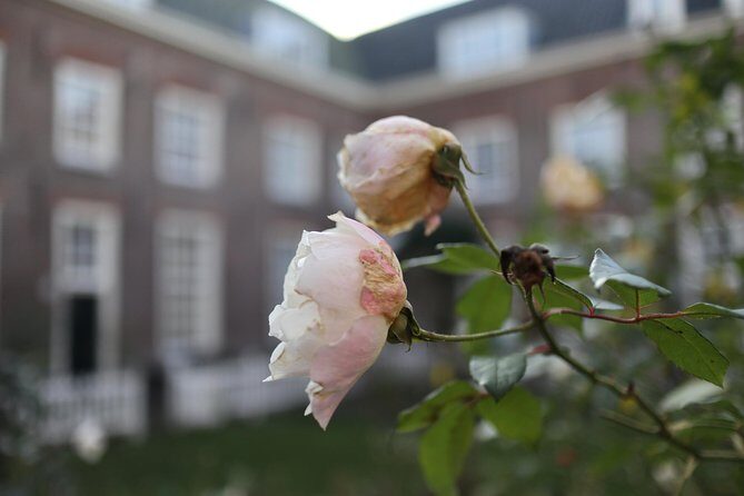 Explore hidden streets with friends - The Jordaan Neighborhood: Hidden Streets and Authentic Life