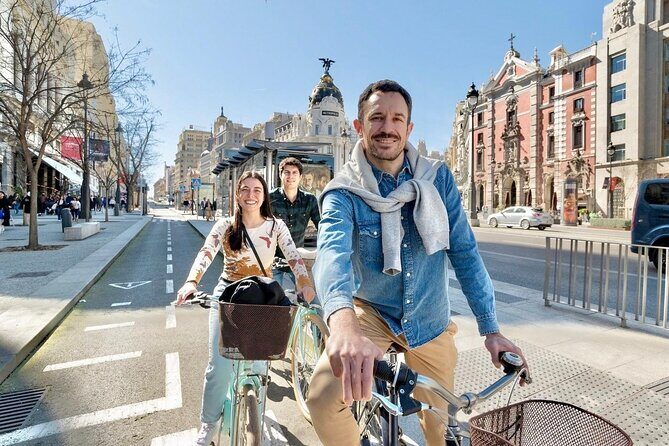 Explore Madrid by bike taking photos with Benja - Key Points