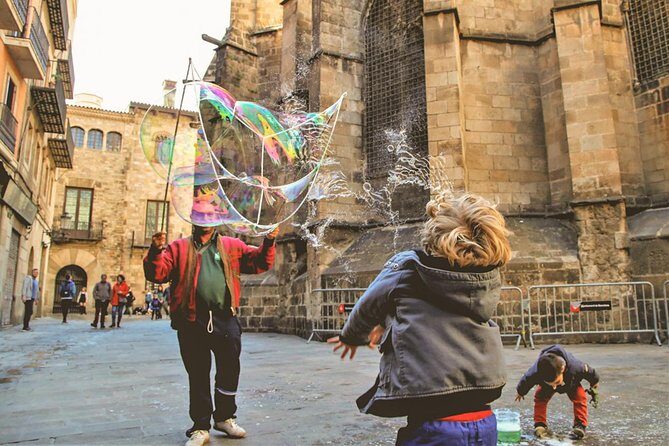 Family Private Tour: Churros, Hot Chocolate & Games in Barcelona - Key Points