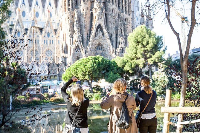 Fast Track Sagrada Familia Guided Tour - Key Points