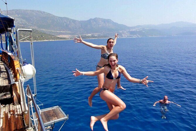 Fethiye Oludeniz Boat Trip With Butterfly Valley And Six Islands - Group Size and Atmosphere