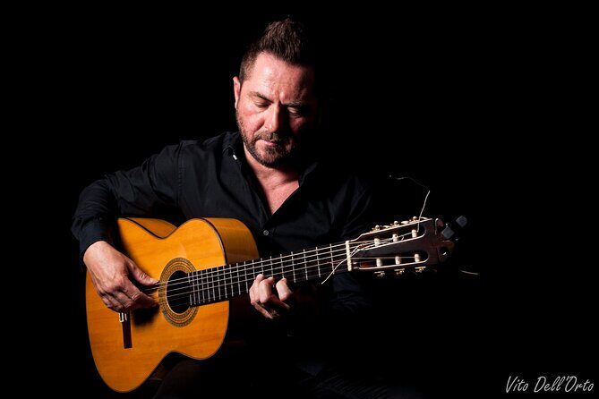 Flamenco show at the foot of the Giralda in Seville - The Location and Atmosphere