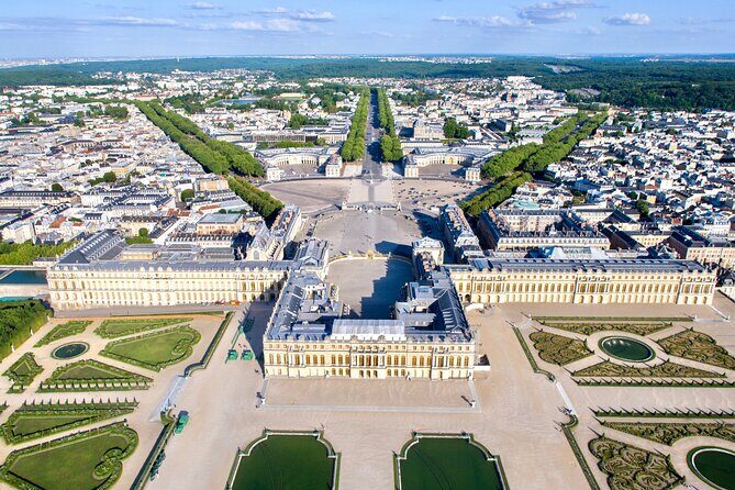 Fly around Paris with a local pilot - Why It’s a Great Value