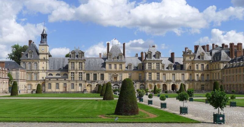 Fontainebleau: Palace Private Guided Tour with Ticket - Standing in the Ballroom