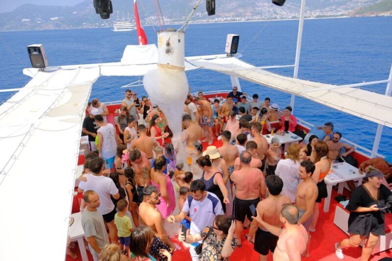 From Alanya: Boat Tour with Unlimited Soft Drinks and Lunch - Onboard Experience & Atmosphere  