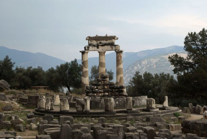 From Athens: Private Delphi and Thermopylae Guided Day Trip - Delphi: The Heart of the Ancient World