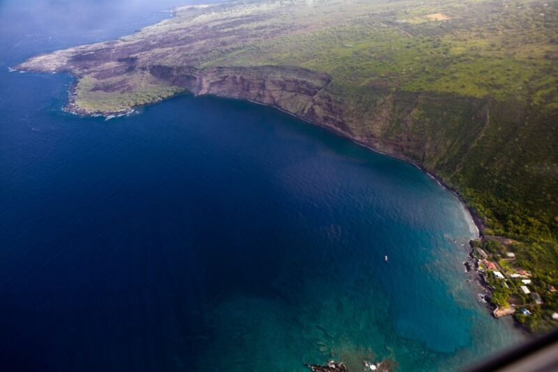 From Hawaii: Historical Dinner Cruise Tour to Kealakekua Bay - Entertainment and Atmosphere