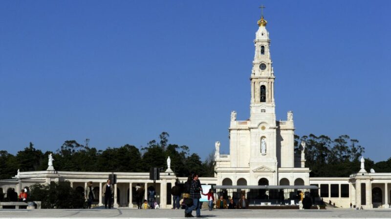 From Lisbon: Fátima, Batalha, Nazaré & Óbidos Full-Day Tour - Óbidos: Portugal’s Fairy-tale Village